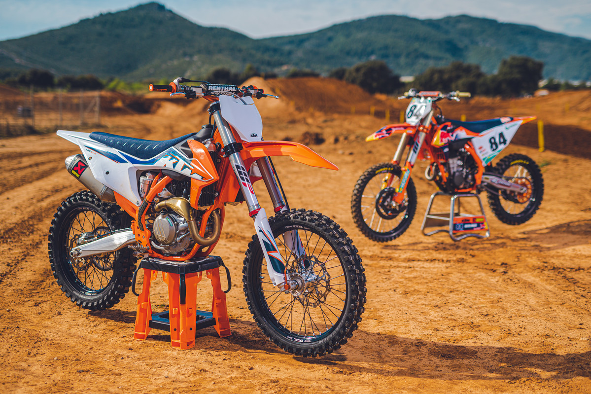 CAE LA VALLA DE SALIDA LA NUEVA GAMA KTM MOTOCROSS 2022 LLEGA A LOS